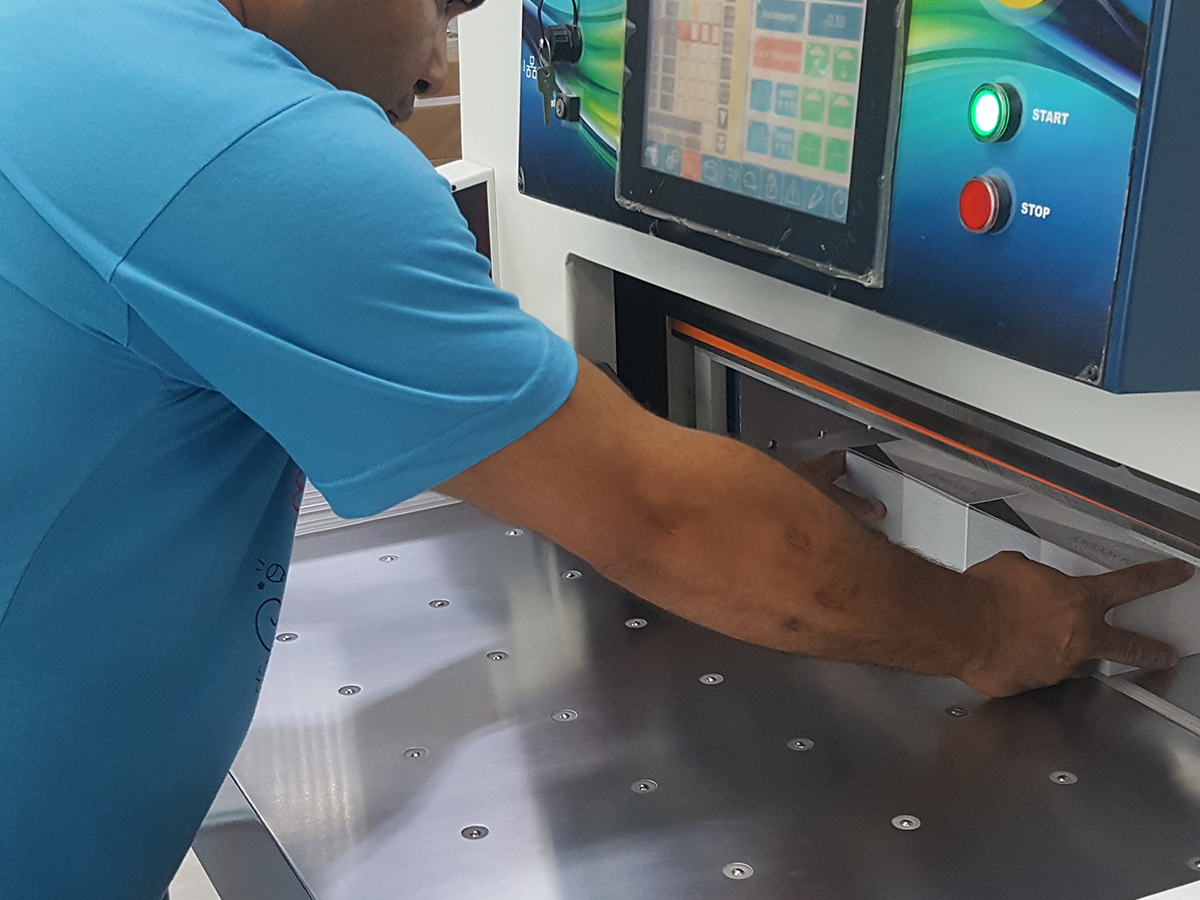 Refile: um acabamento importante na gráfica